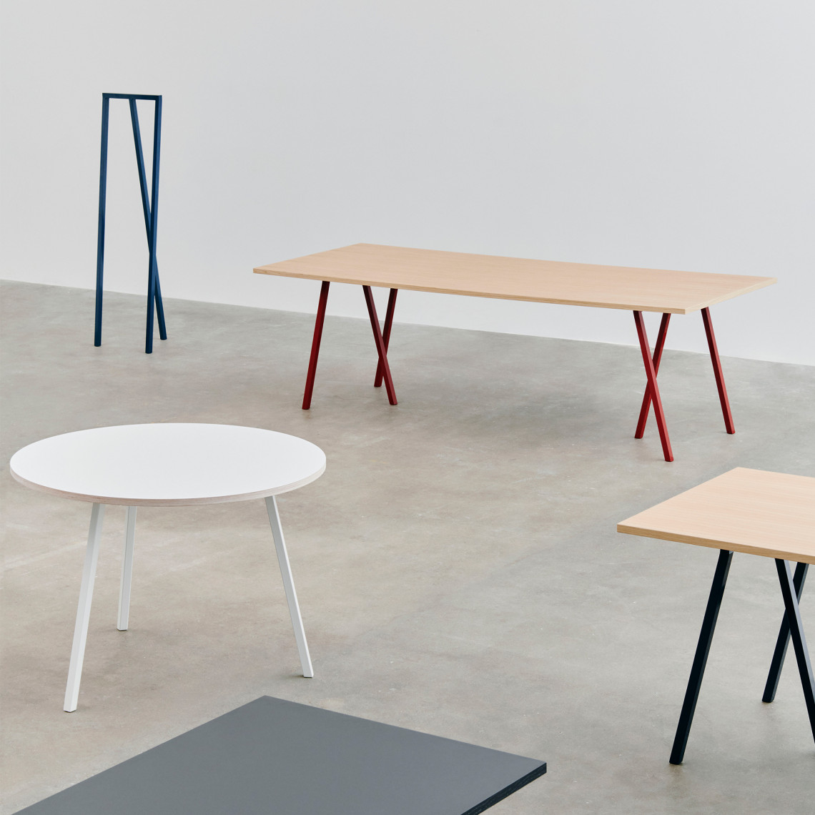 Tisch Loop Stand Round Table