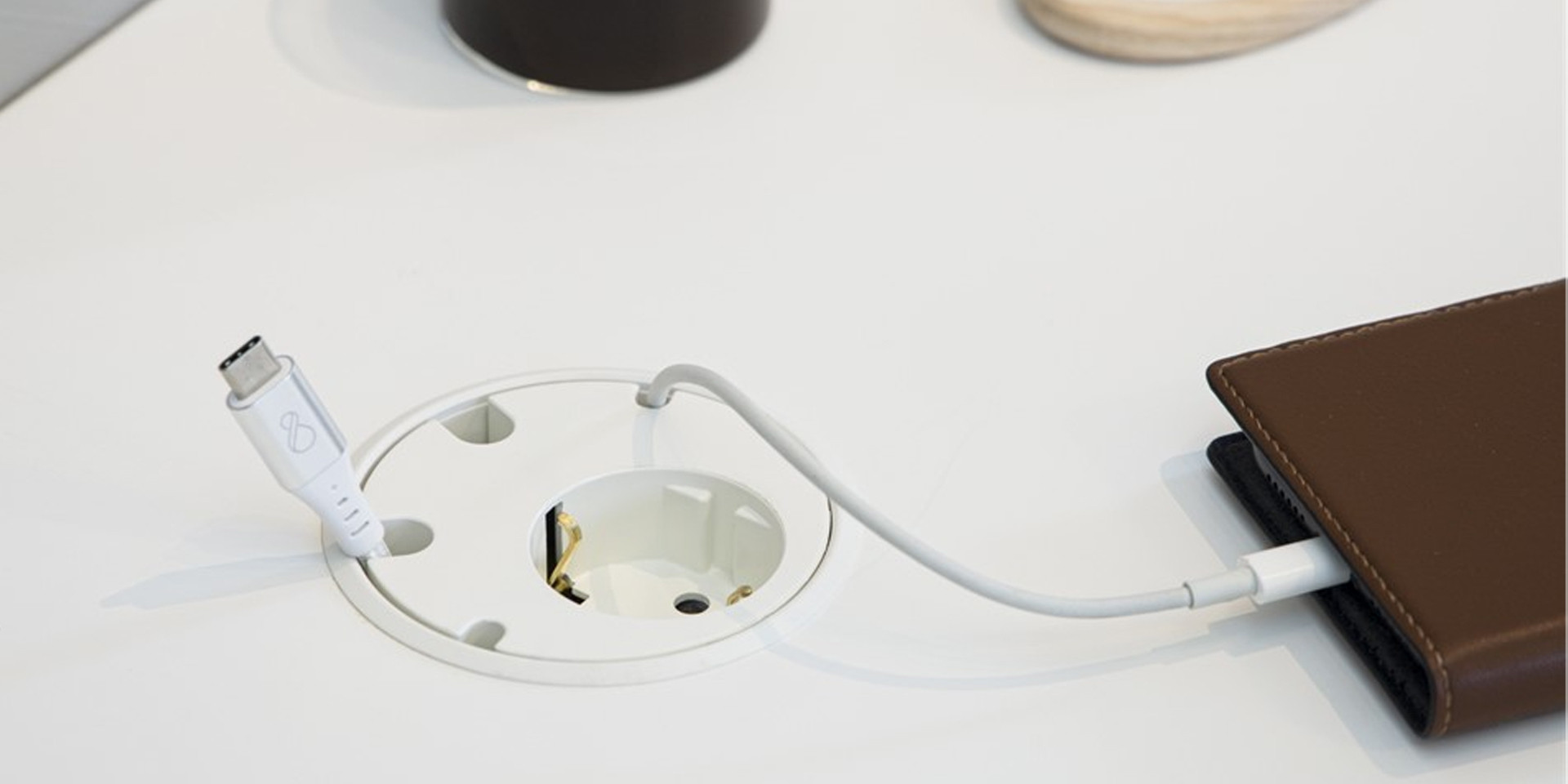 Skjul ledninger - tips til hvordan du får styr på dit skrivebord