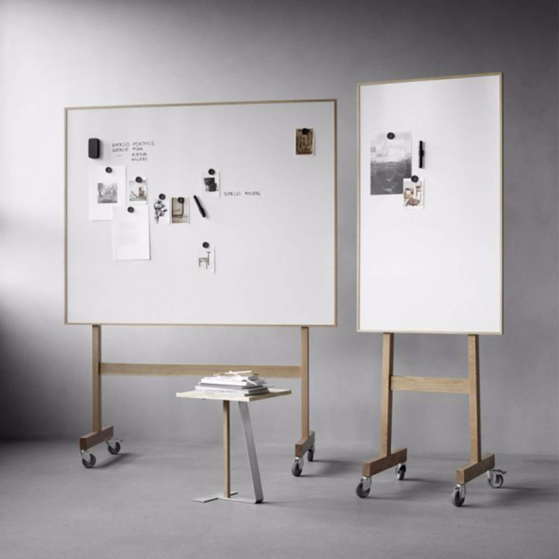 Tableau blanc Mobil Wood - Cadre et pied en chêne, sur roulettes